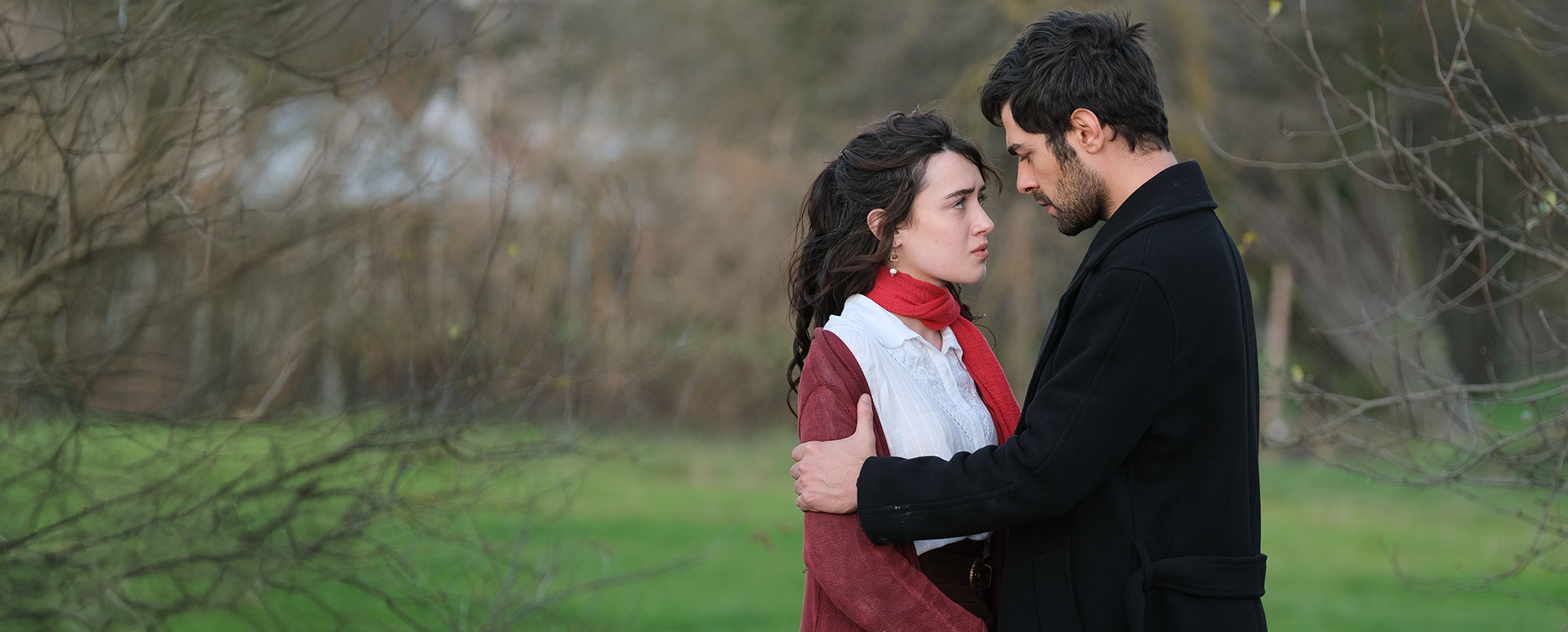 Serialul Pe aripile iubirii (Rüzgarli Tepe) e disponibil online în AntenaPLAY!